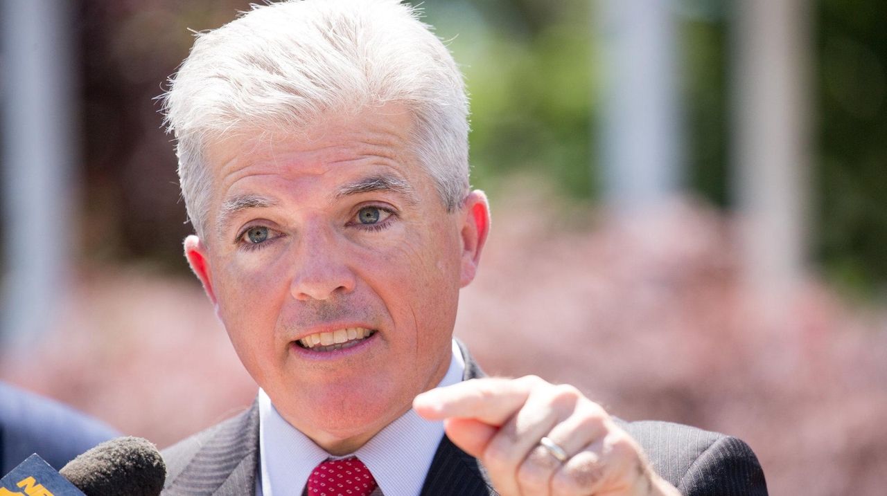 Bellone won't veto 2.5% increase in aid to Suffolk community college ...