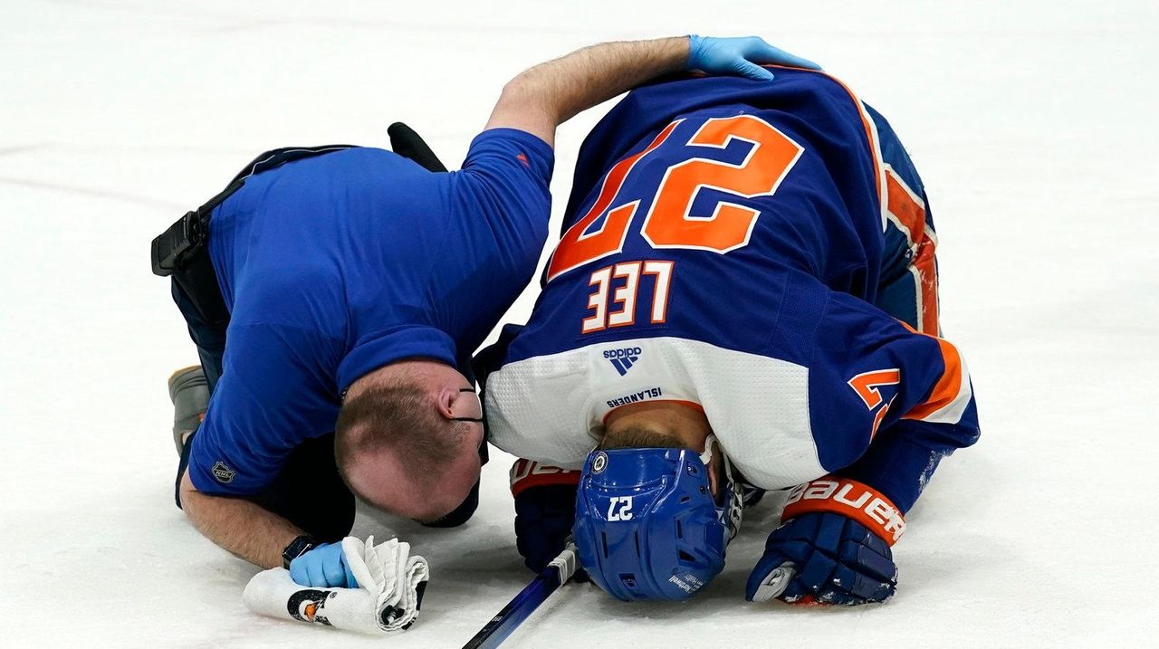 Islanders anxious after Lee suffers leg injury - Newsday