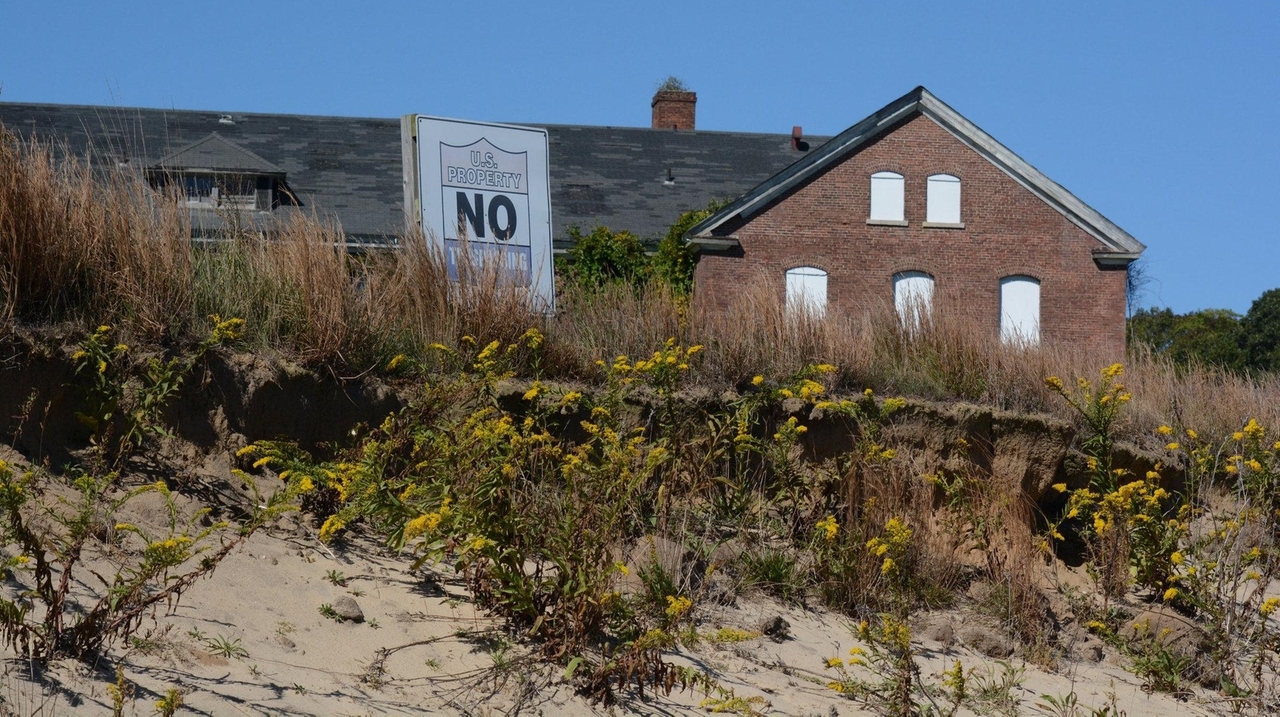 Author's book revisits Plum Island case involving gays in military ...