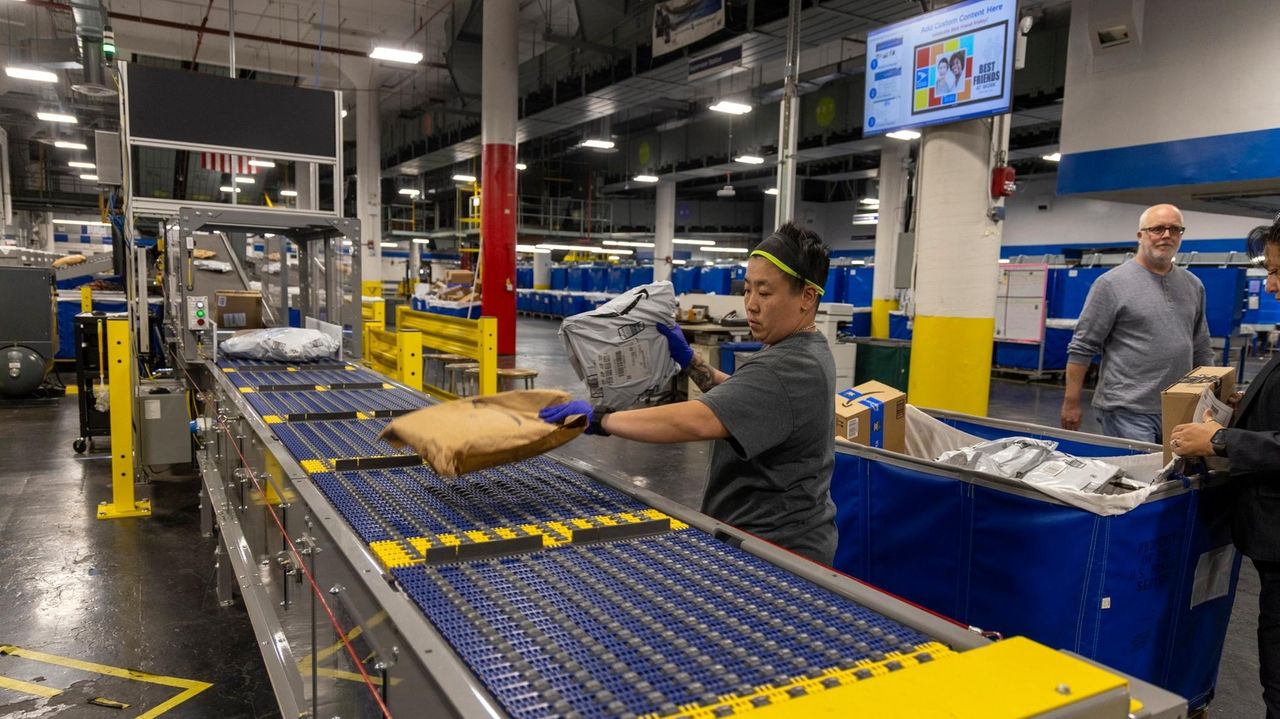 USPS tech upgrades on full display at Hicksville sorting facility - Newsday