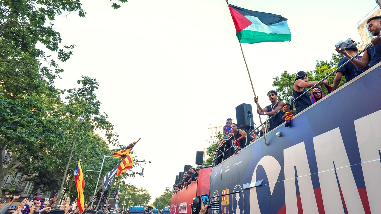 Israeli minister criticizes Barcelona star Lamine Yamal for waving ...