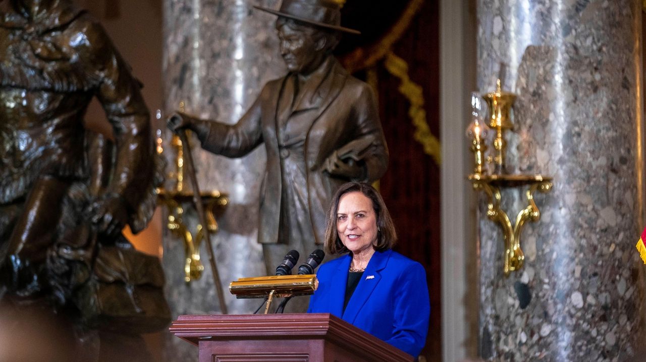 Bronze statue of noted American author Willa Cather unveiled in US ...