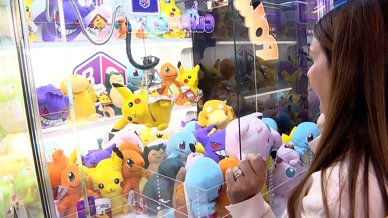 Master the claw at this Roosevelt Field mall arcade - Newsday