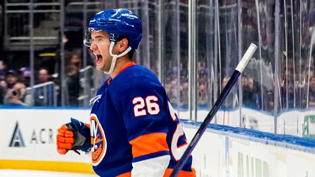 Oliver Wahlstrom, Cal Clutterbuck return to Islanders lineup - Newsday