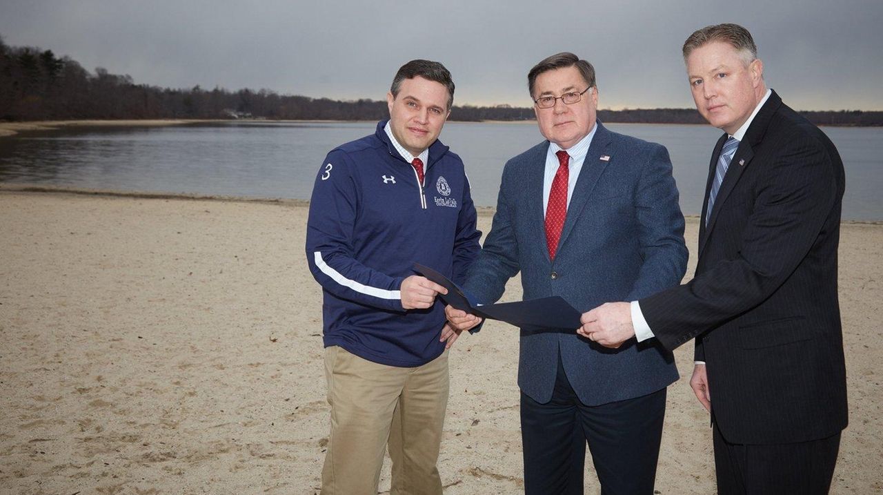 Brookhaven’s Romaine calls for Lake Ronkonkoma cleanup - Newsday