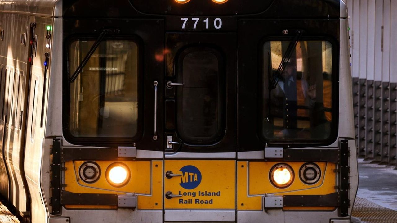 MTA weighs 10% monthly LIRR discount between NYC stations - Newsday