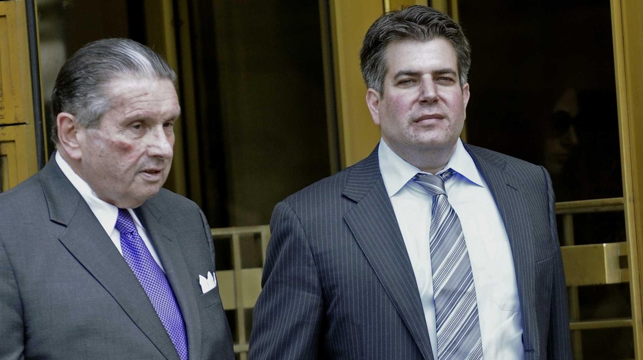 No jail time for 2 men who cooperated in Ponzi schemer Bernard Madoff ...