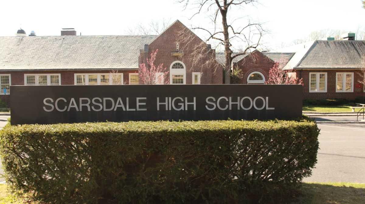 A rich high school goes its own way - Newsday