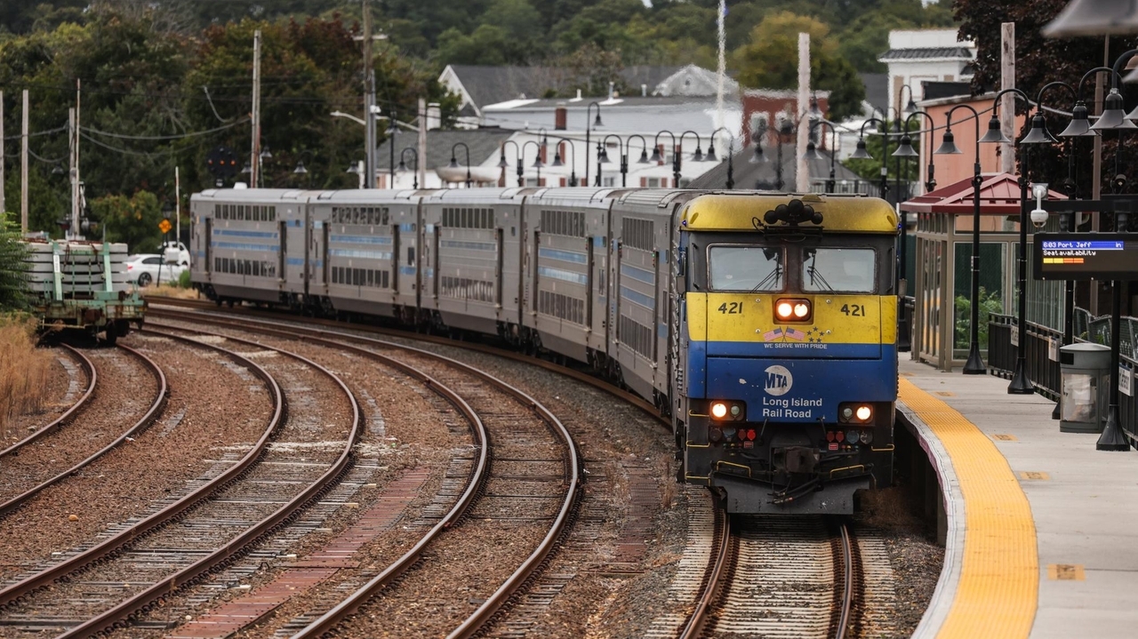 New price tag to fully electrify all LIRR lines - Newsday