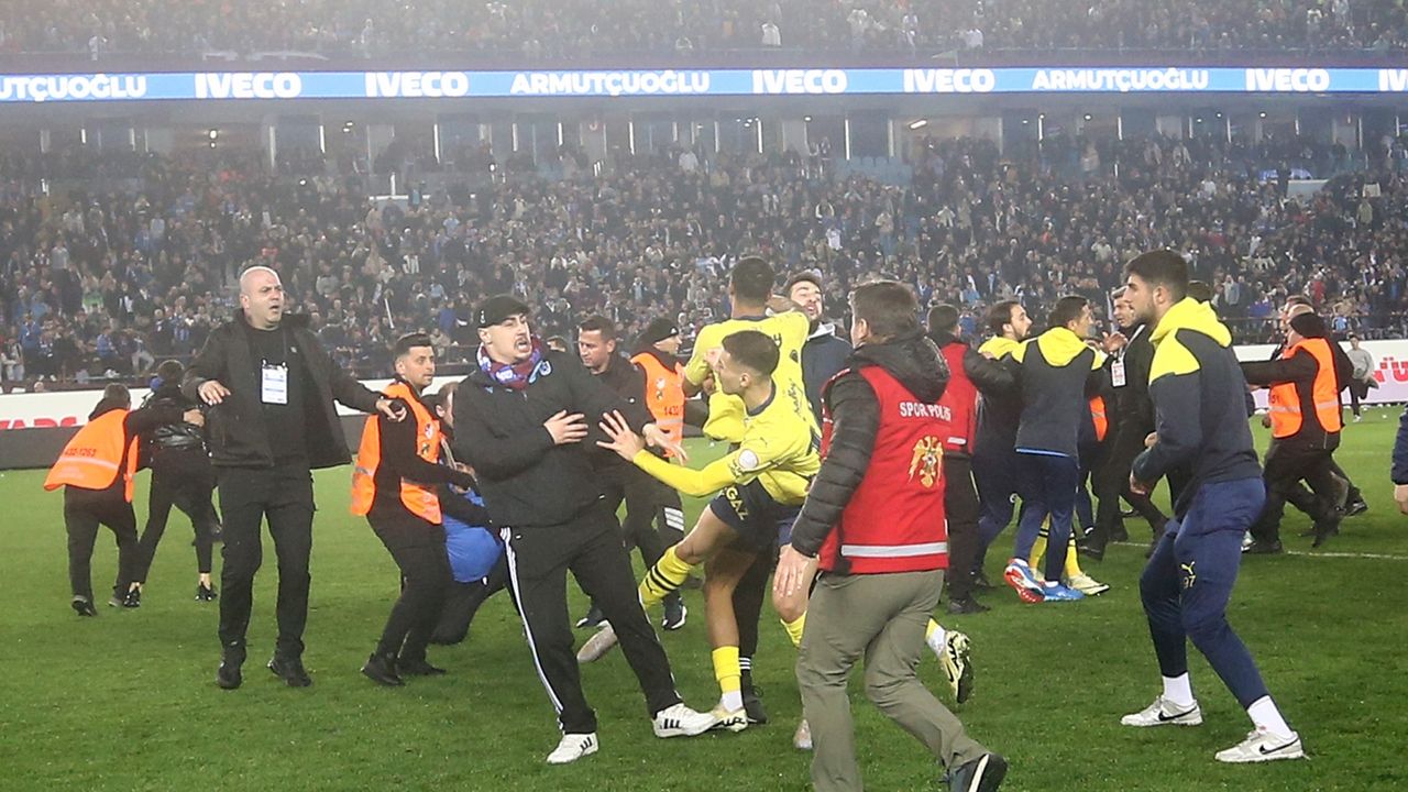 Trabzonspor fans invade pitch, attack Fenerbahce players in Turkey ...