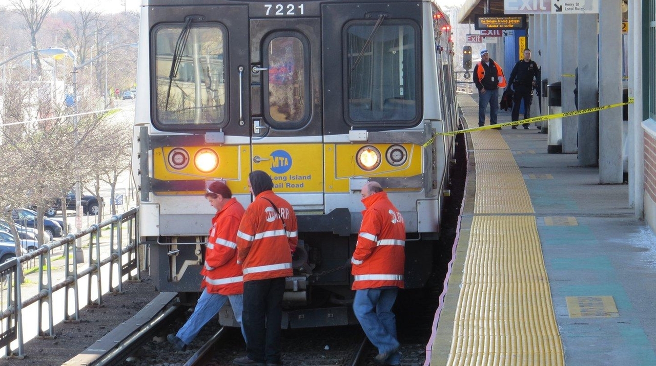 LIRR train in Freeport fatally strikes man, officials say - Newsday