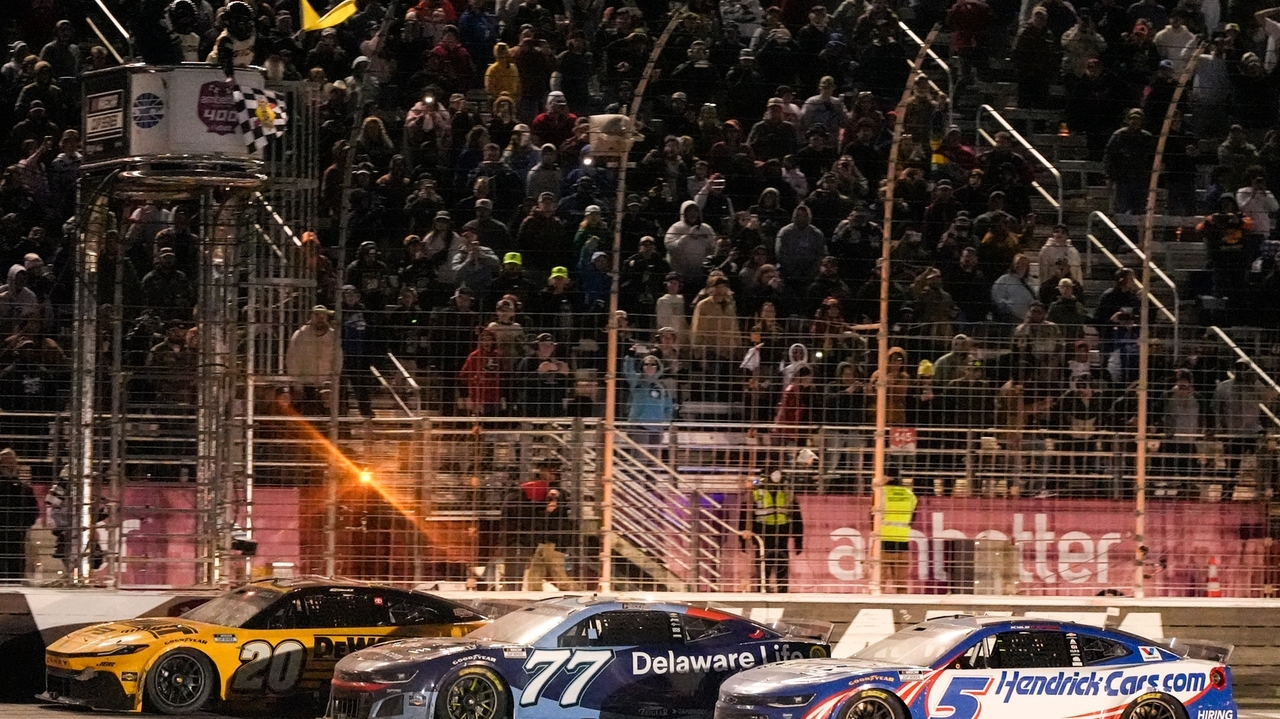 Bell takes only lead in OT to edge Hocevar, Larson in another thrilling ...