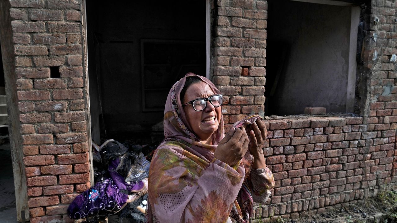 Pakistan arrests 129 Muslims after mob attacks on churches and homes of ...