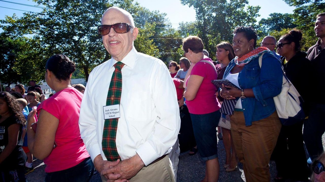 Huntington schools to dedicate plaque in memory of longtime educator ...