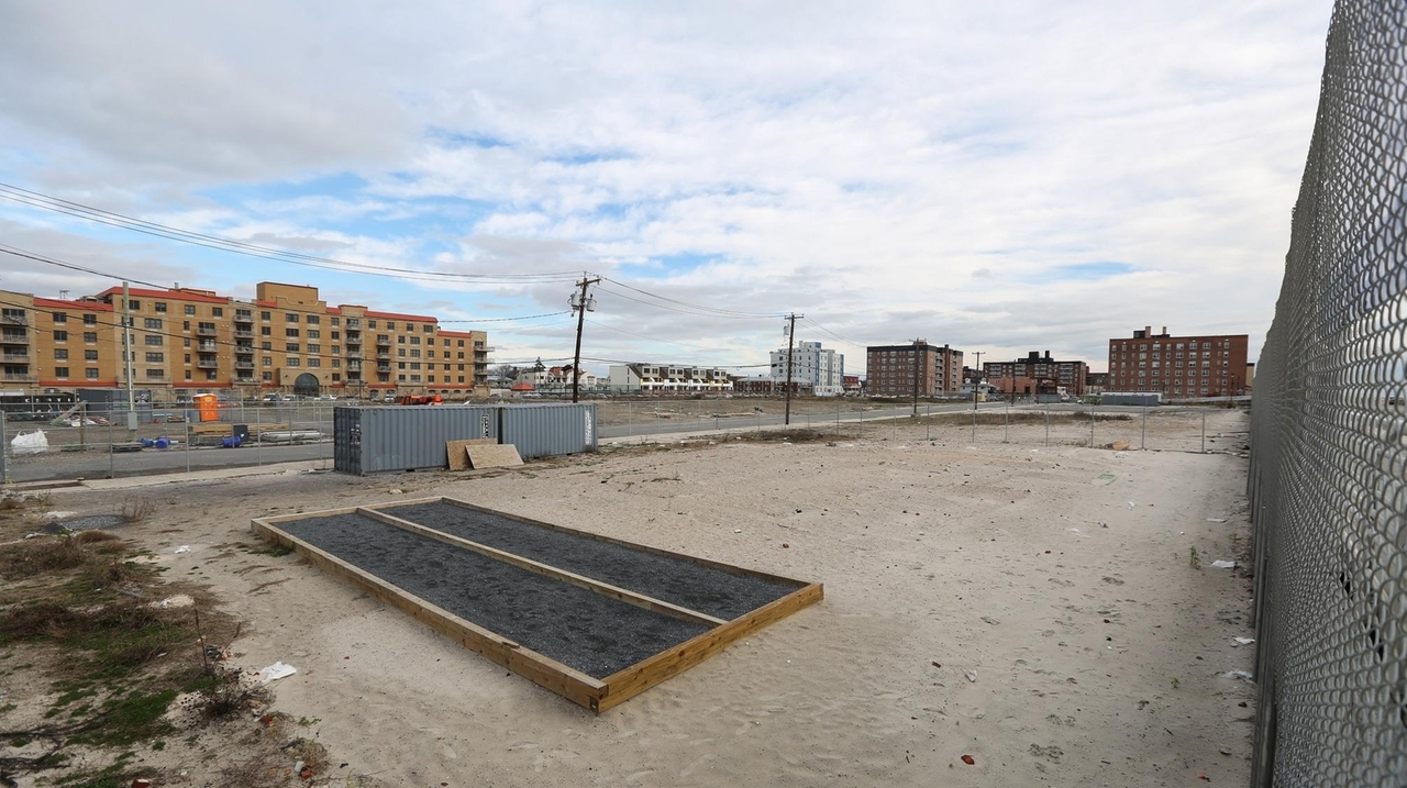 Superblock waterfront property in Long Beach to be sold - Newsday
