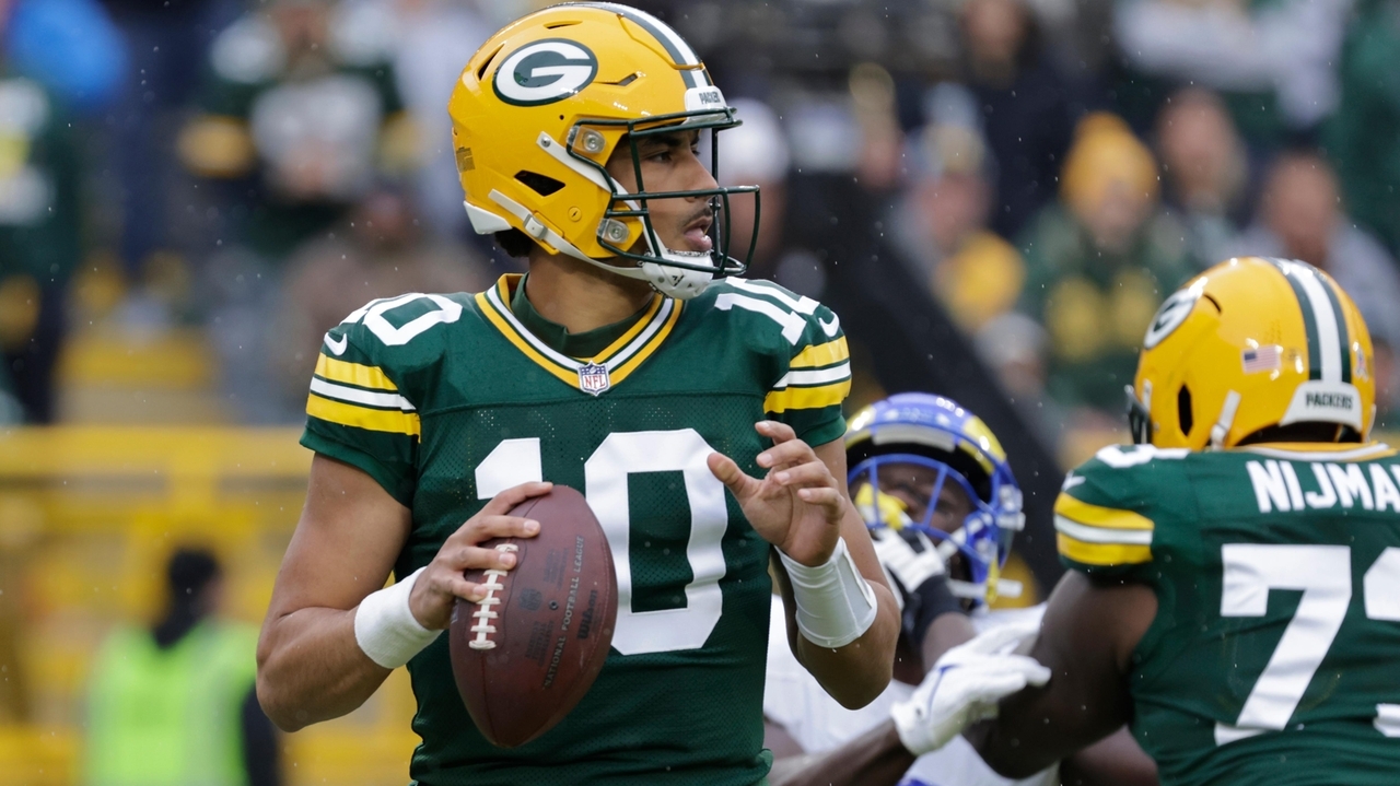 Packers offense taking small steps forward after enduring a rough ...