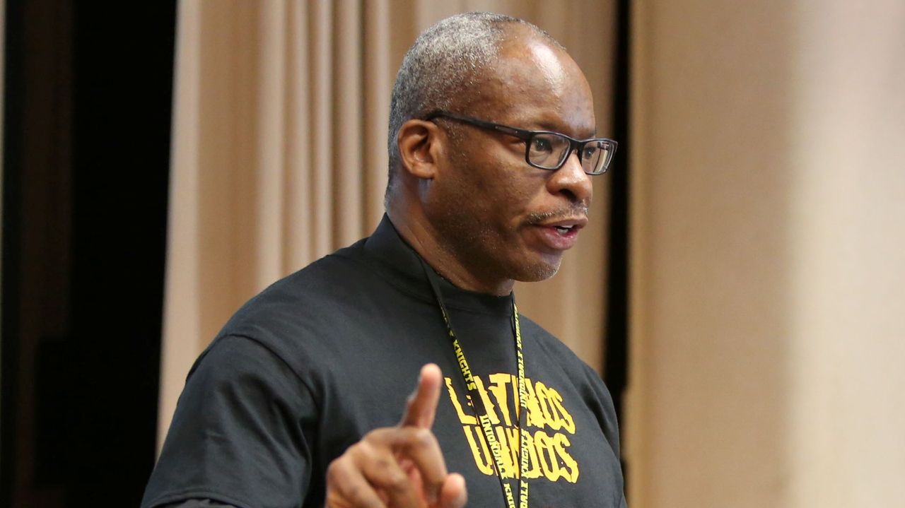 Southampton school district to pay former assistant principal Keith Saunders $200G in settlement ...