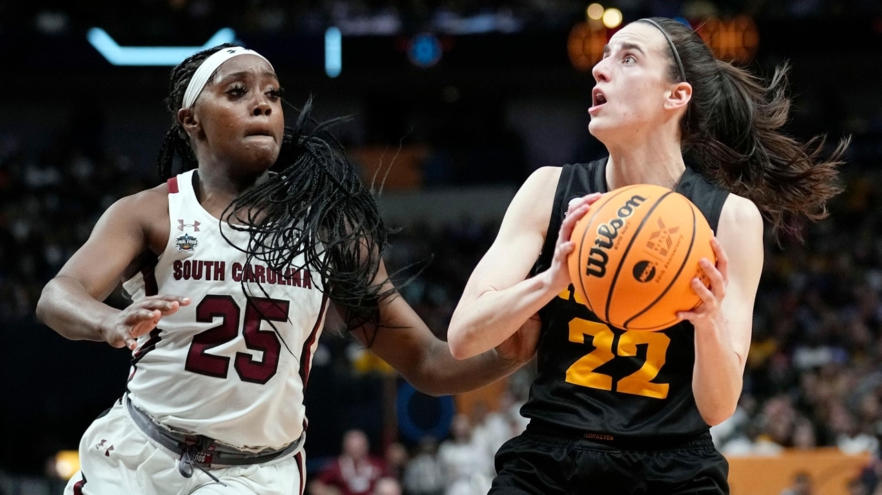A year after getting waved off by Caitlin Clark, South Carolina's Raven ...