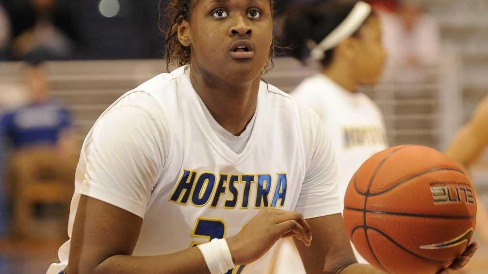 Shante Evans breaks Hofstra women's basketball career scoring record in ...