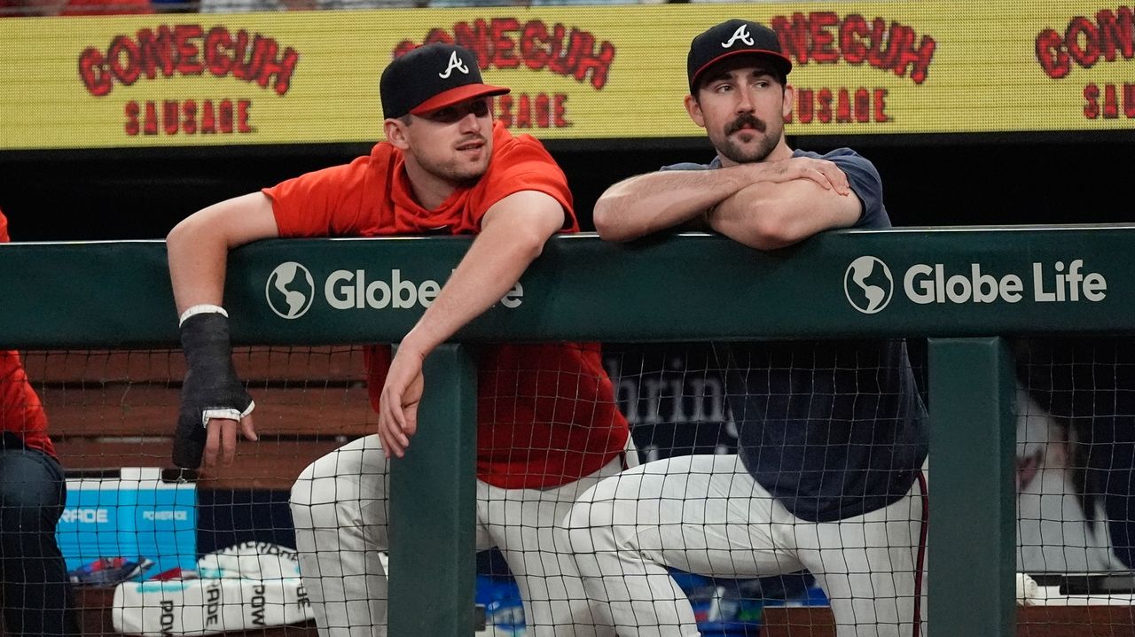 Braves 3B Austin Riley's broken hand hasn't healed enough for him to ...