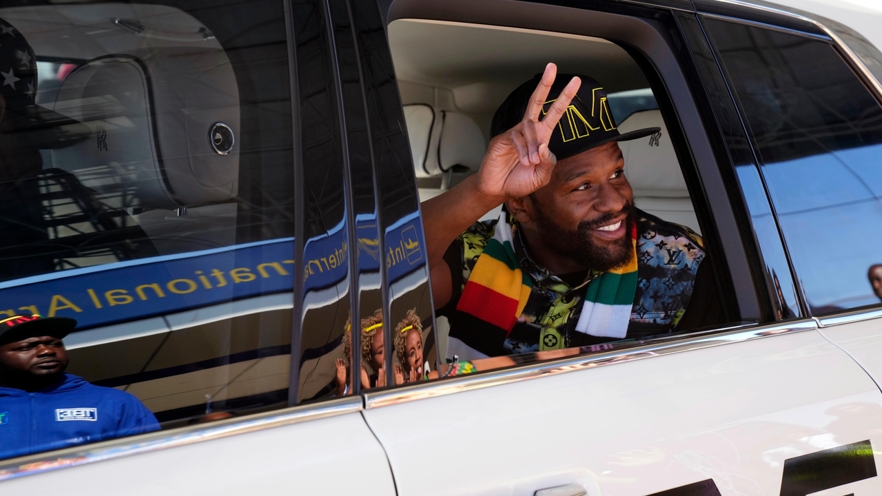Boxing great Floyd Mayweather Jr. thrills crowd in Zimbabwe during ...