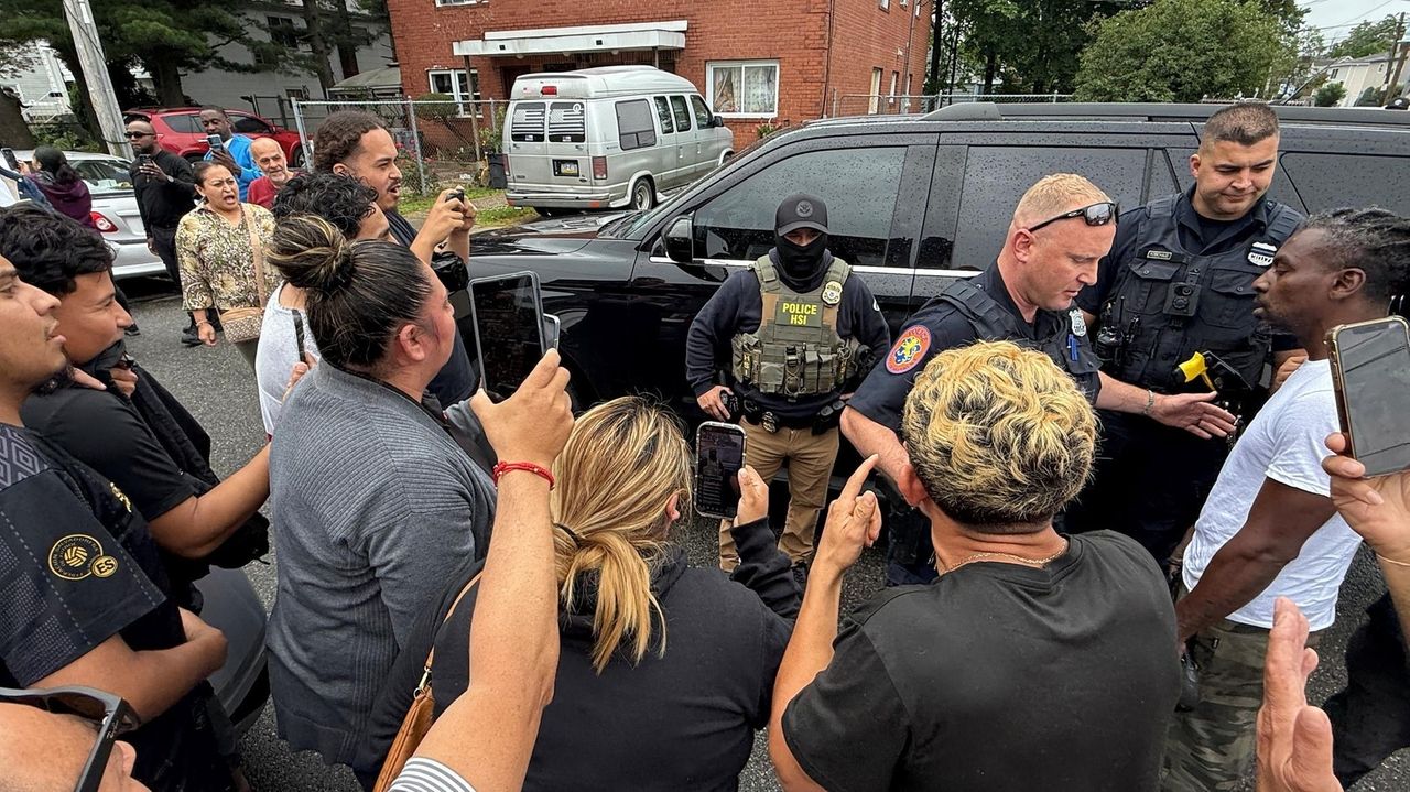 Long Island rapid response teams fight against ICE raids - Newsday
