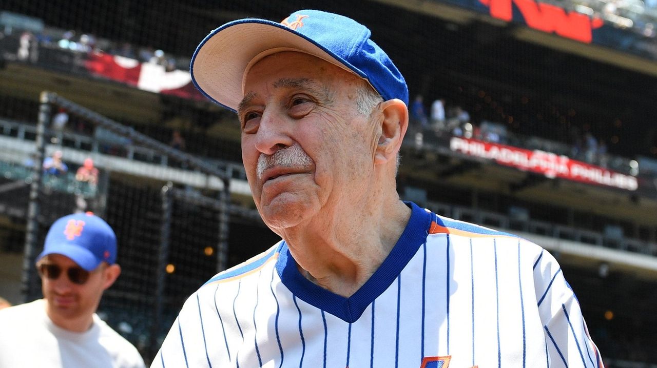 Leo Ullman, Holocaust survivor from Sands Point, throws first pitch at ...