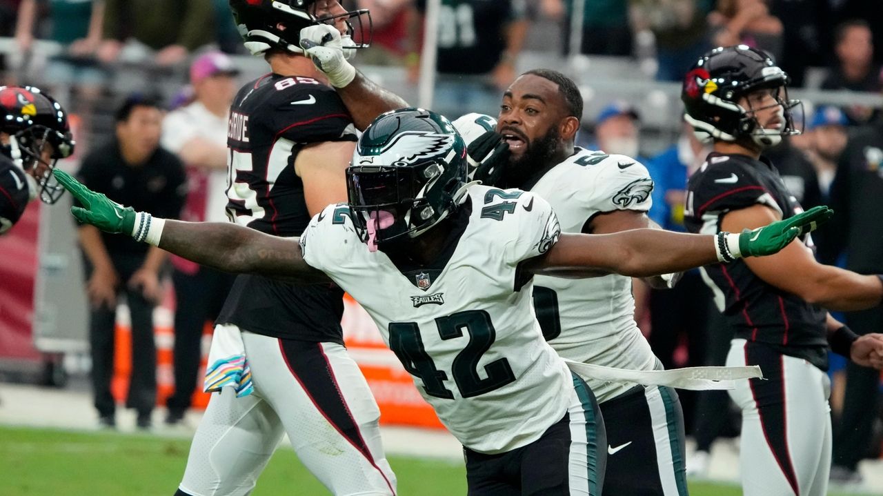 Eagles stay undefeated, hang on to beat Cardinals - Newsday