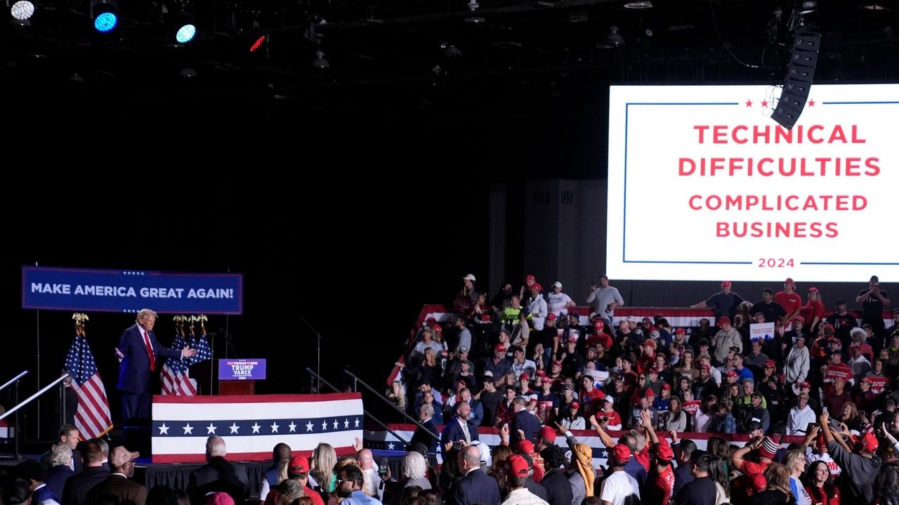 A failed mic leaves Donald Trump pacing the stage in silence for nearly ...