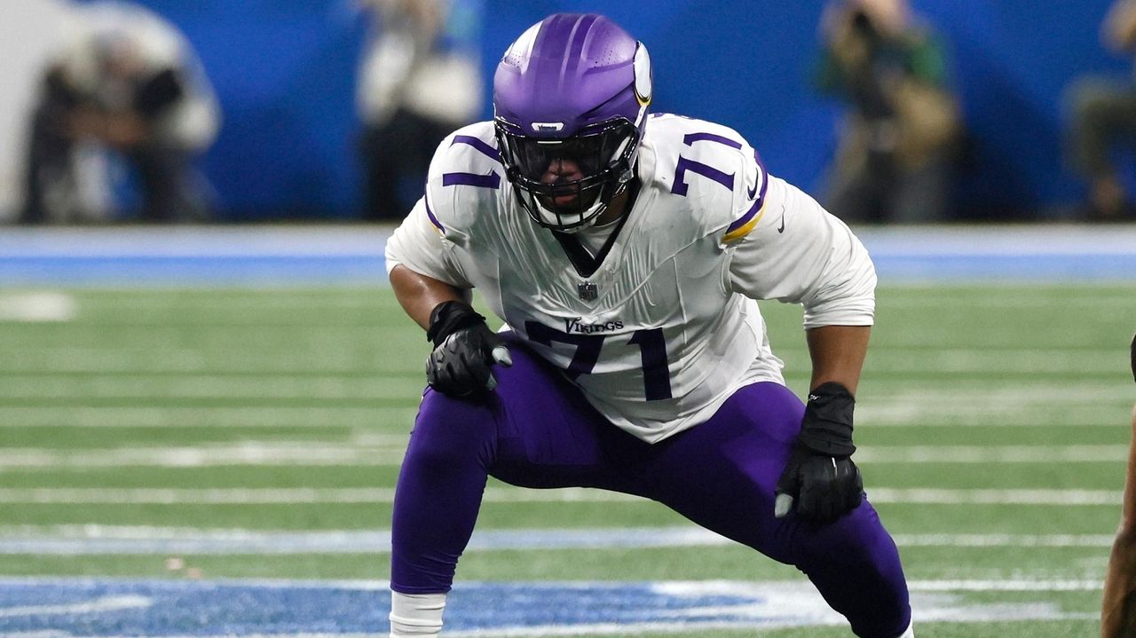 Vikings agree to 4-year extension with LT Christian Darrisaw worth up ...