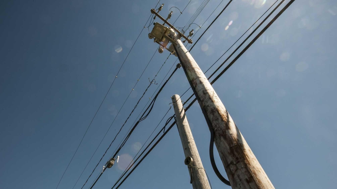 Law targets 12,000 broken utility poles along Suffolk roads - Newsday