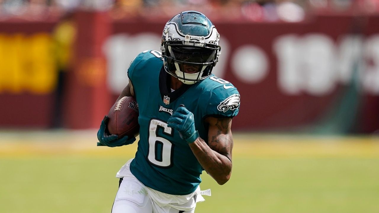 Smith stars as Eagles beat Commanders to stay unbeaten - Newsday