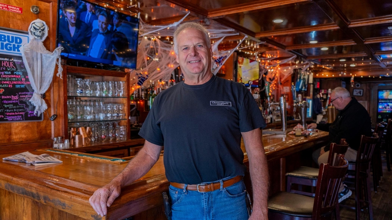 Christopher's of Huntington bar restaurant to be sold - Newsday