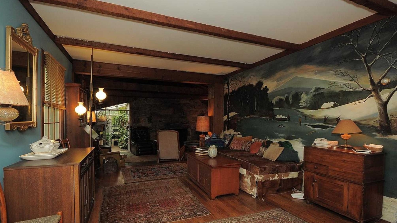 Levittown home comes with artist's touch - Newsday
