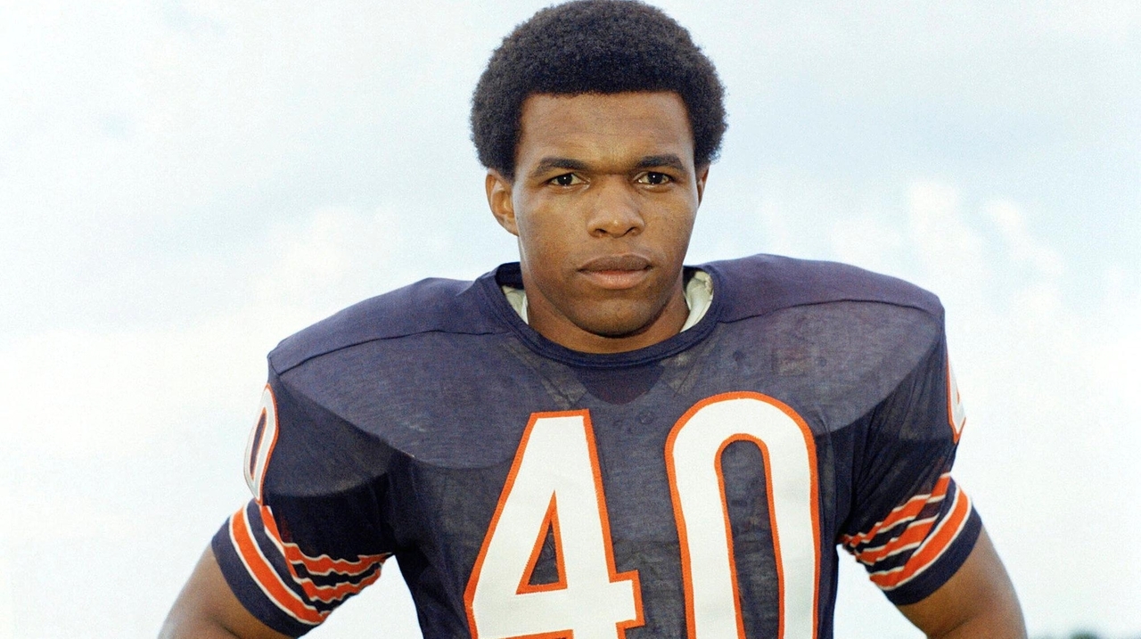 NFL Hall of Famer Gale Sayers dies at age 77 - Newsday