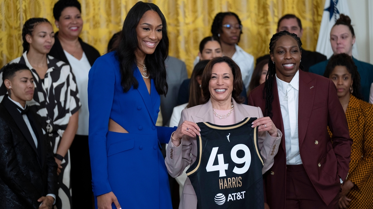 Harris praises 2022 WNBA champion Las Vegas Aces for 'grit and ...