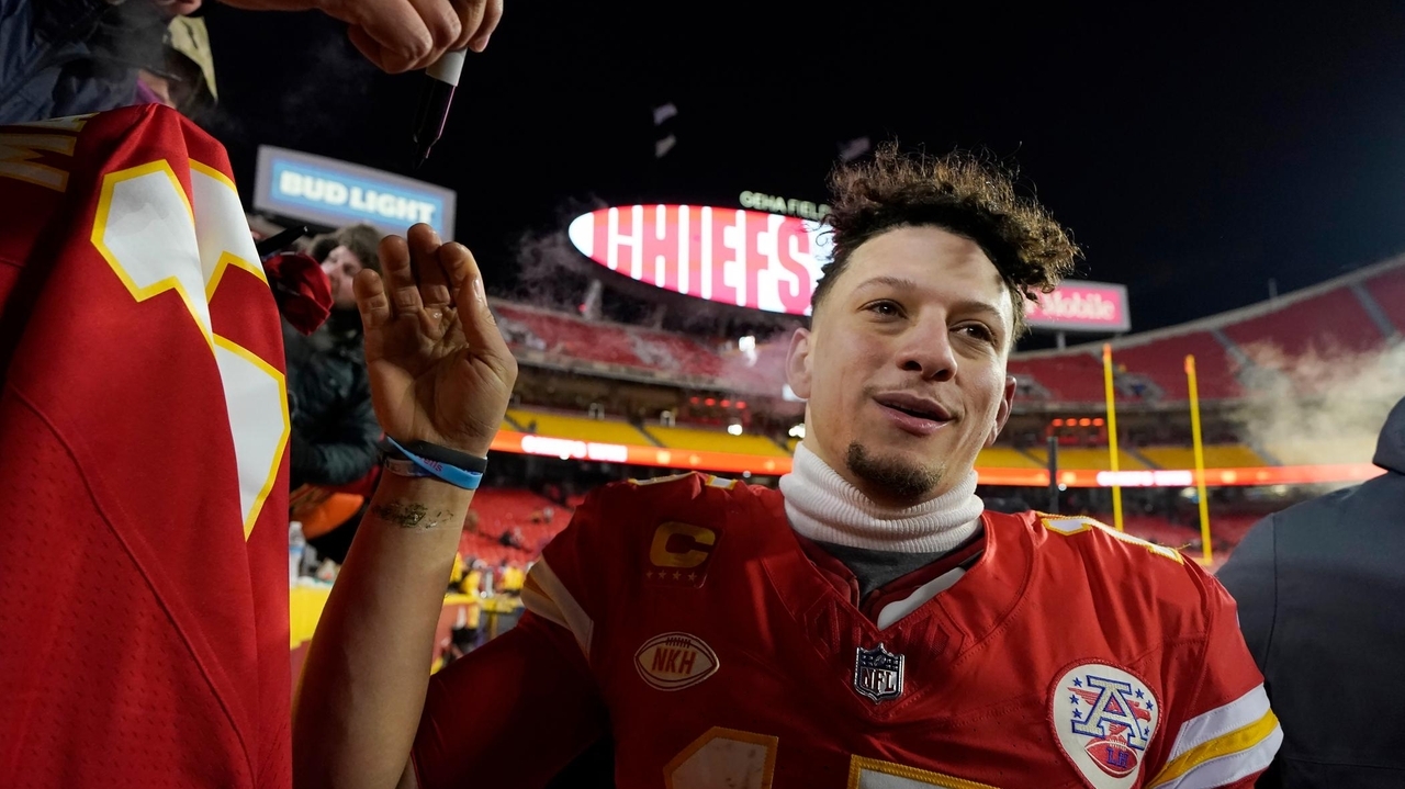 Chiefs' Patrick Mahomes hitting the road for first time in the playoffs ...