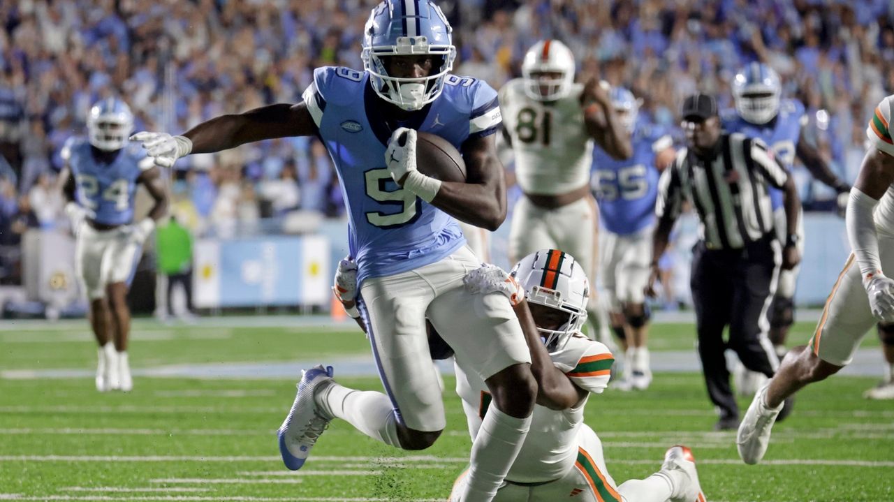 Walker snags 3 TD catches to help No. 12 UNC beat No. 25 Miami 41-31 ...