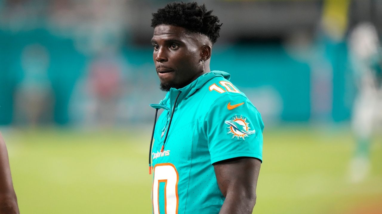 Dolphins WR Tyreek Hill held out of joint practice with Buccaneers due to thumb injury - Newsday