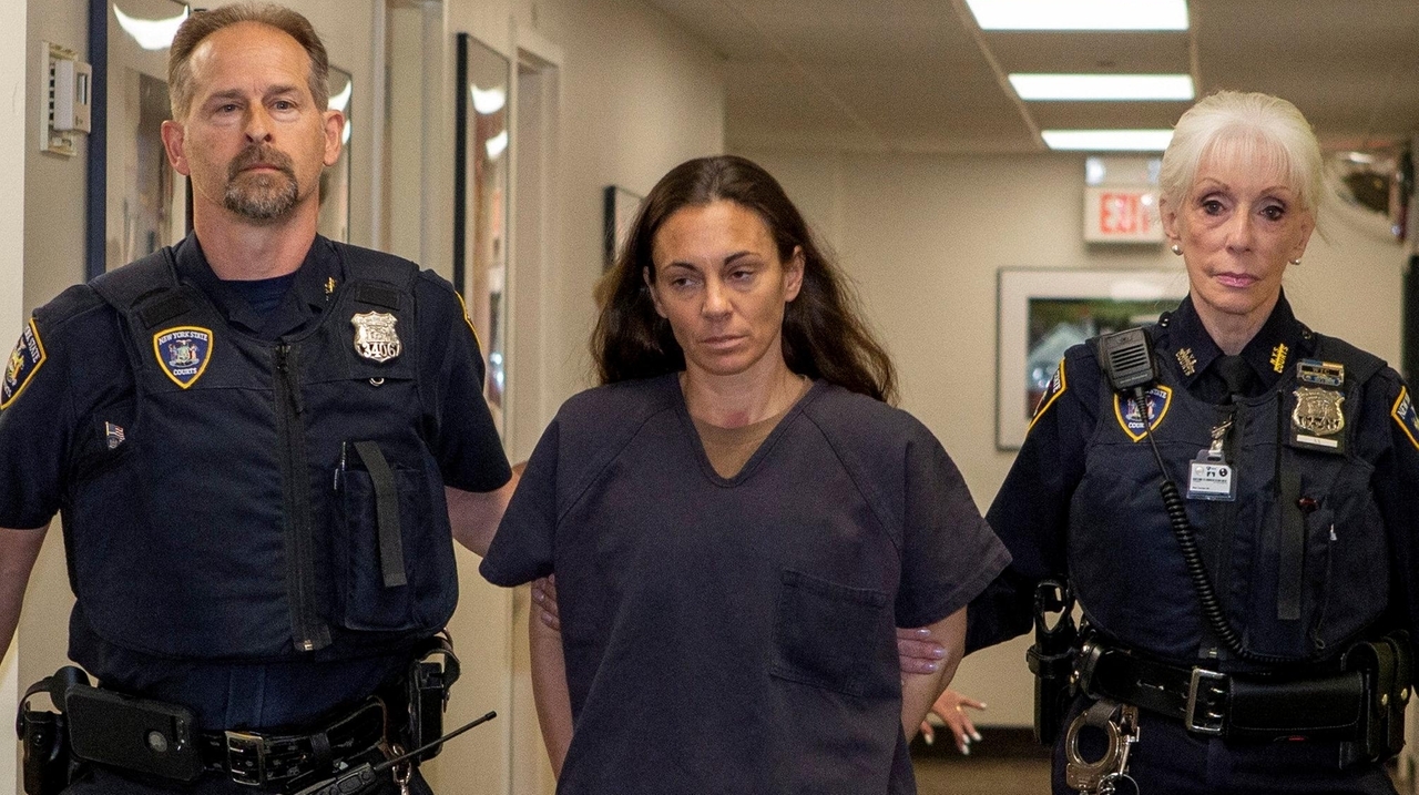 Defense for NYPD cop accused of murder-for-hire plot argues she should ...