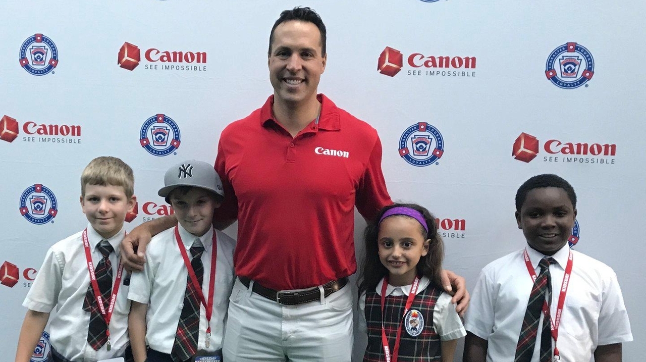 Former Yankees first baseman Mark Teixeira talks with Long Island kids ...