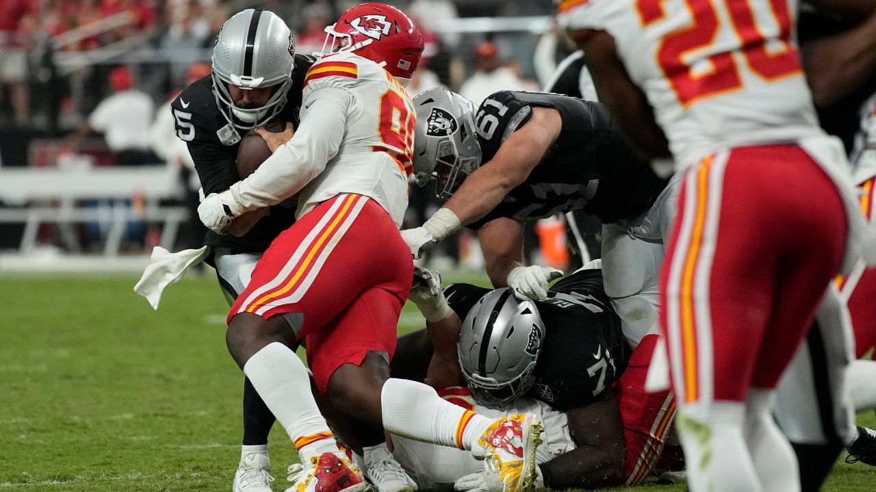 Raiders' inexperienced offensive line is struggling to open holes or ...
