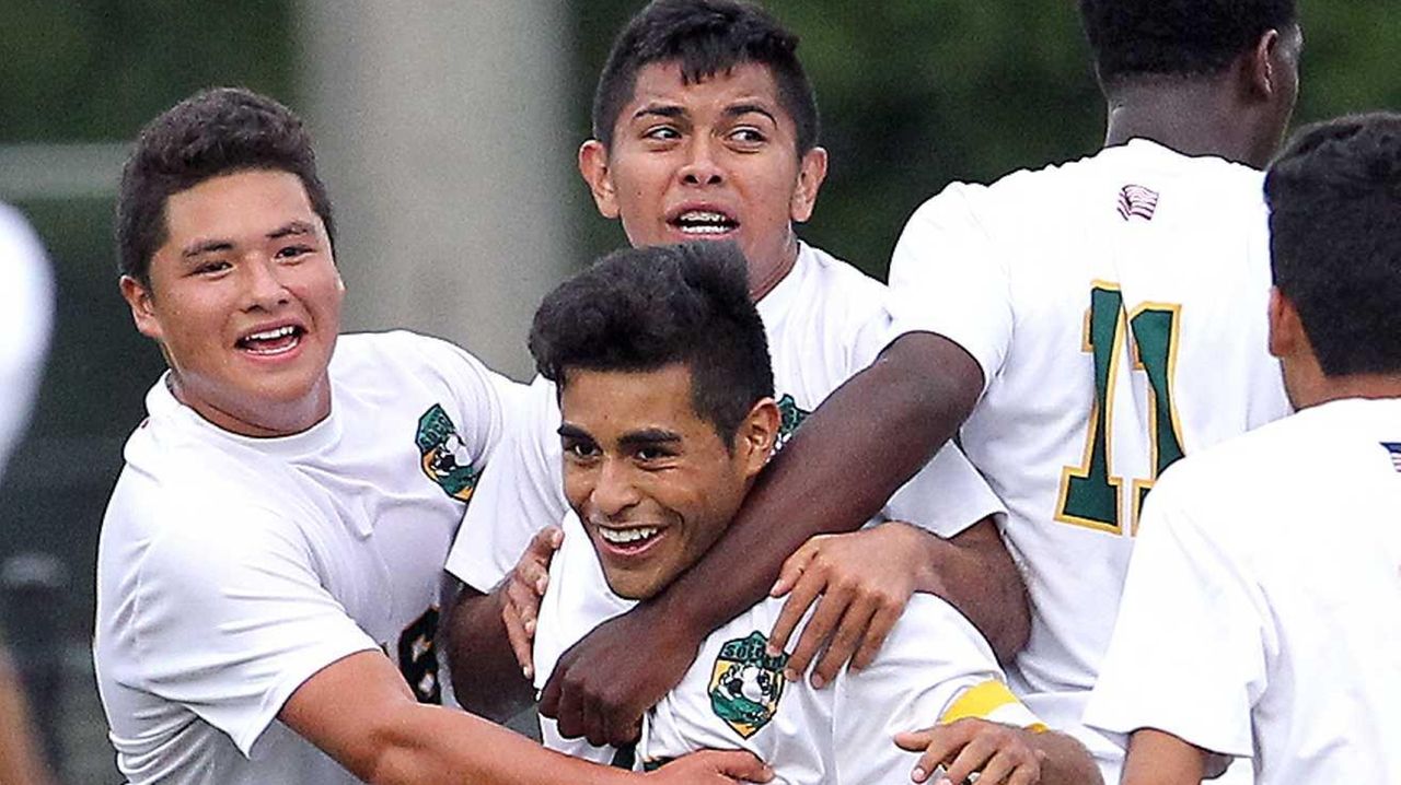 Jonathan Benitez nets winner as Westbury tops Syosset - Newsday