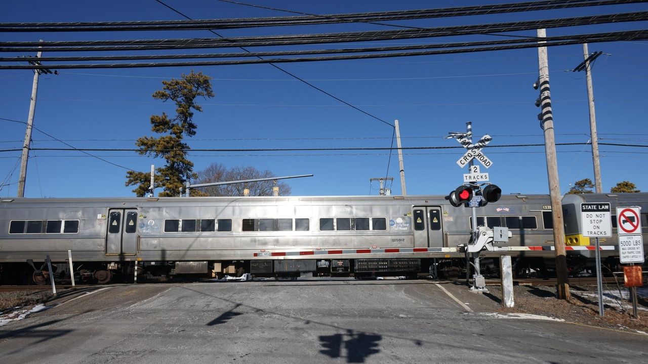 LIRR to eliminate or replace 2 grade crossings in Ronkonkoma - Newsday