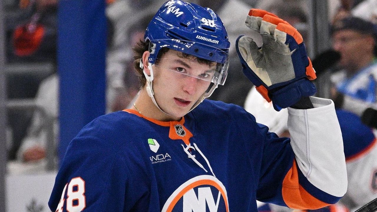 Islanders' Matthew Schaefer returns home for first NHL game in Canada ...