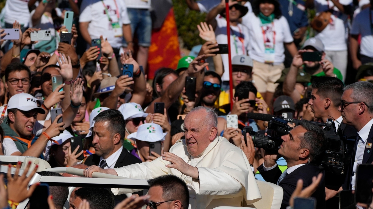 Pope presides over solemn Way of the Cross prayer as Portugal ...