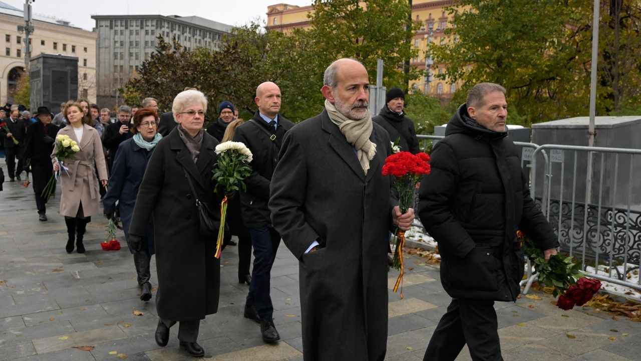 Russians commemorate victims of Soviet repression as a present-day ...
