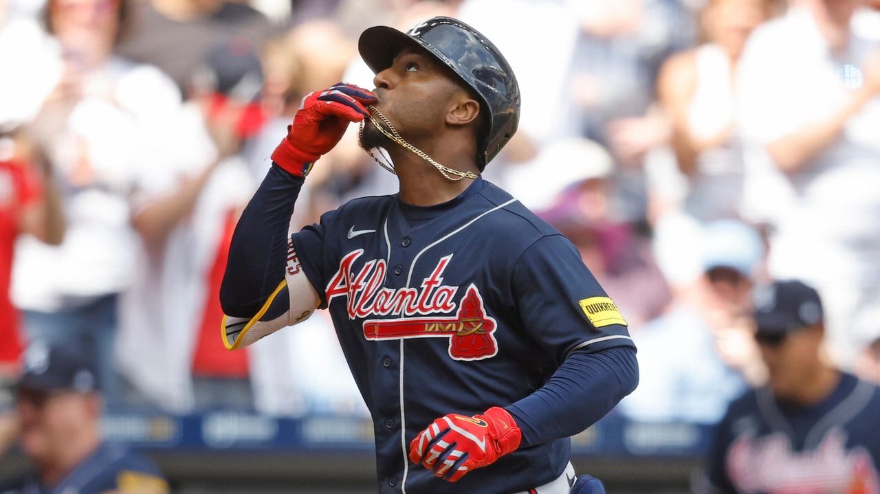 Albies' 3-run homer in the 8th gives the Braves a 4-2 victory over the Brewers - Newsday