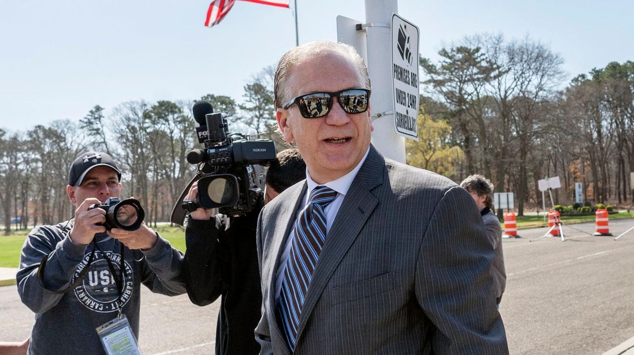 Judge pushes back date for Edward Mangano's prison surrender - Newsday