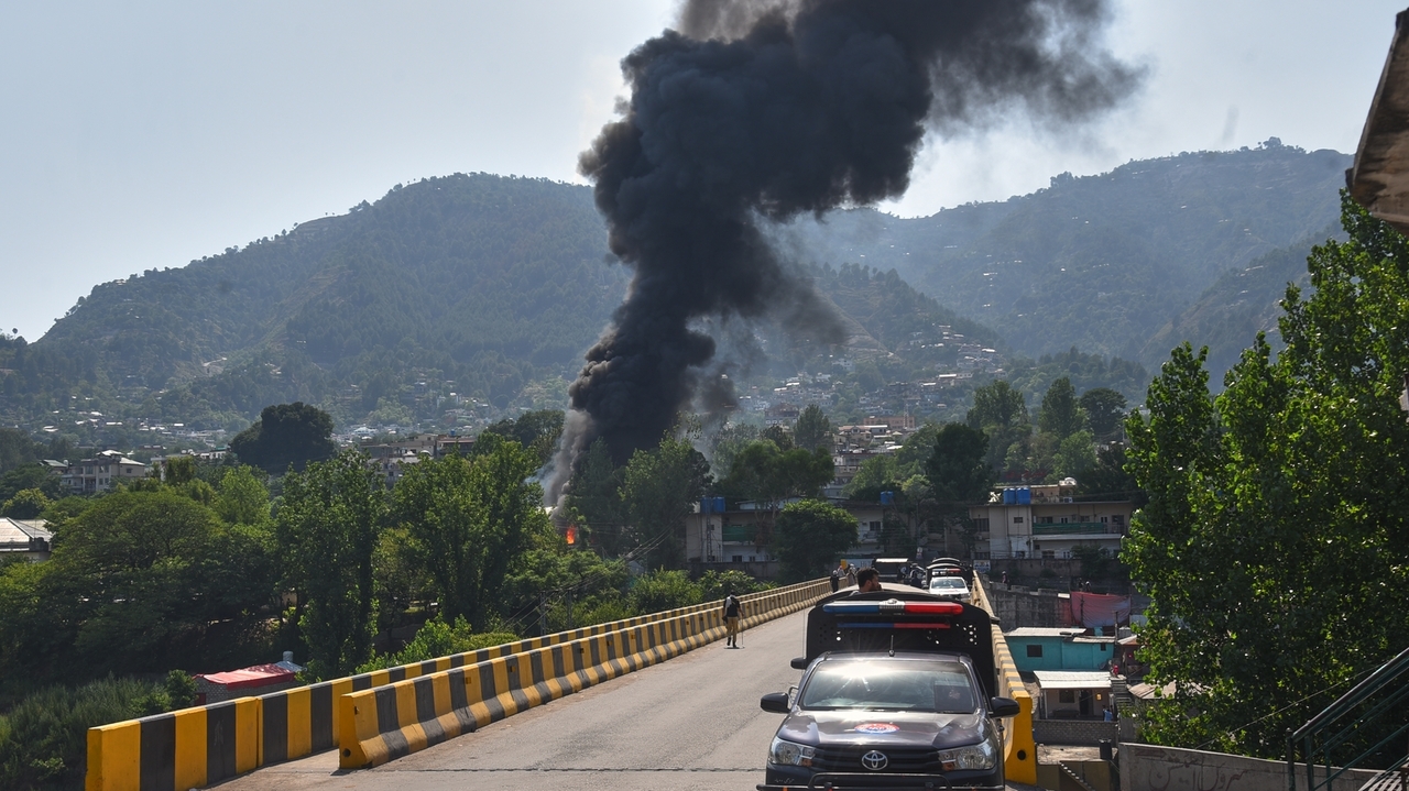 Pakistan army helicopter crashes in Kashmir due to technical fault ...